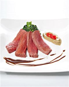 Tagliata di filetto di manzo steccato alla pancetta, salsa alla senape ...